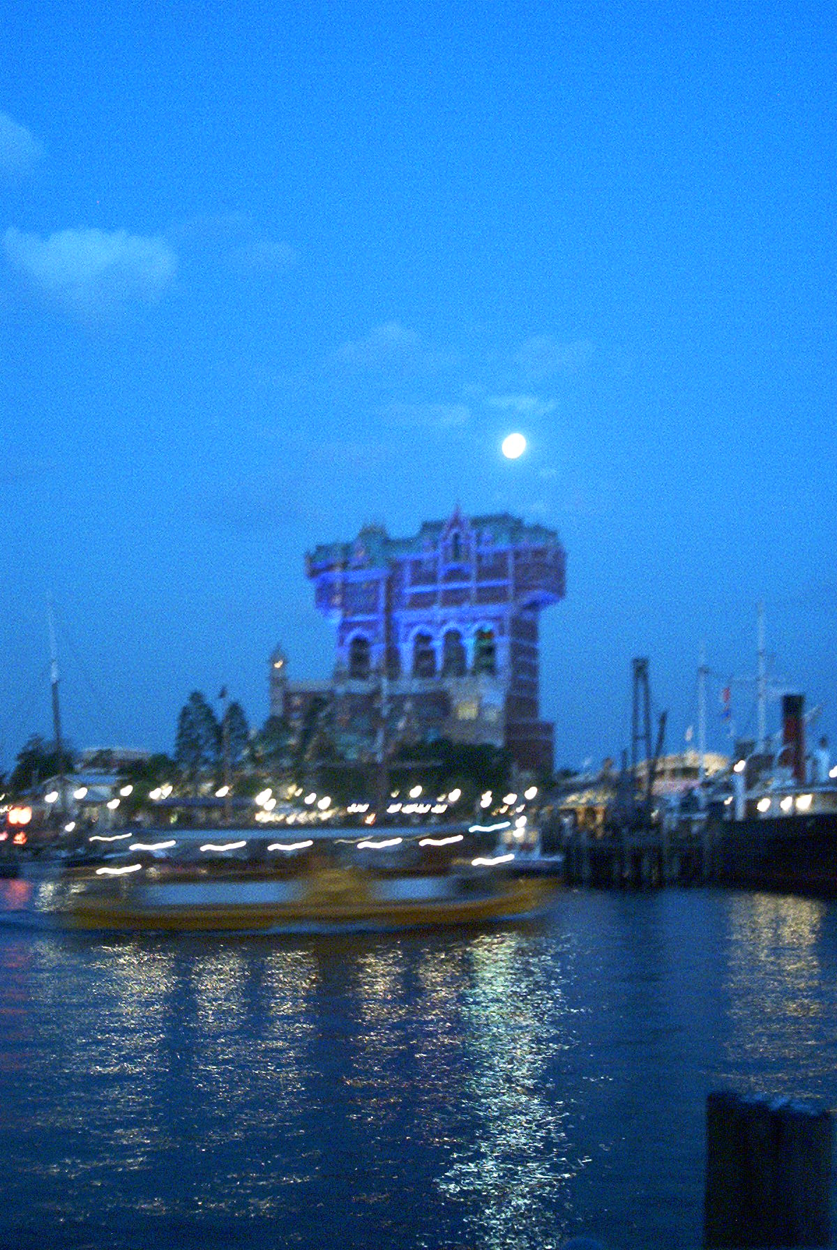 Hotel Hightower under the moon – ParkVault